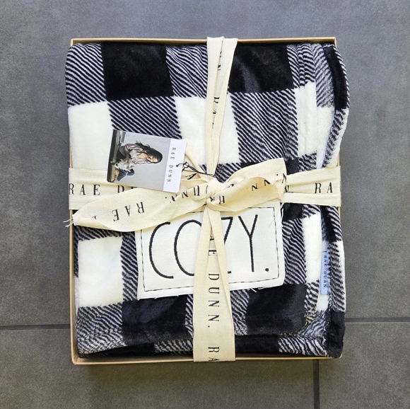Rae Dunn | Bedding | New Rae Dunn Cozy Plush Throw Blanket | Poshmark